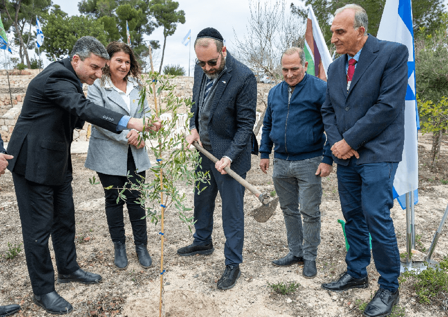 Keren Kayemeth LeIsrael - KKL-JNF - Planting a Tree: A Growing Symbol ...